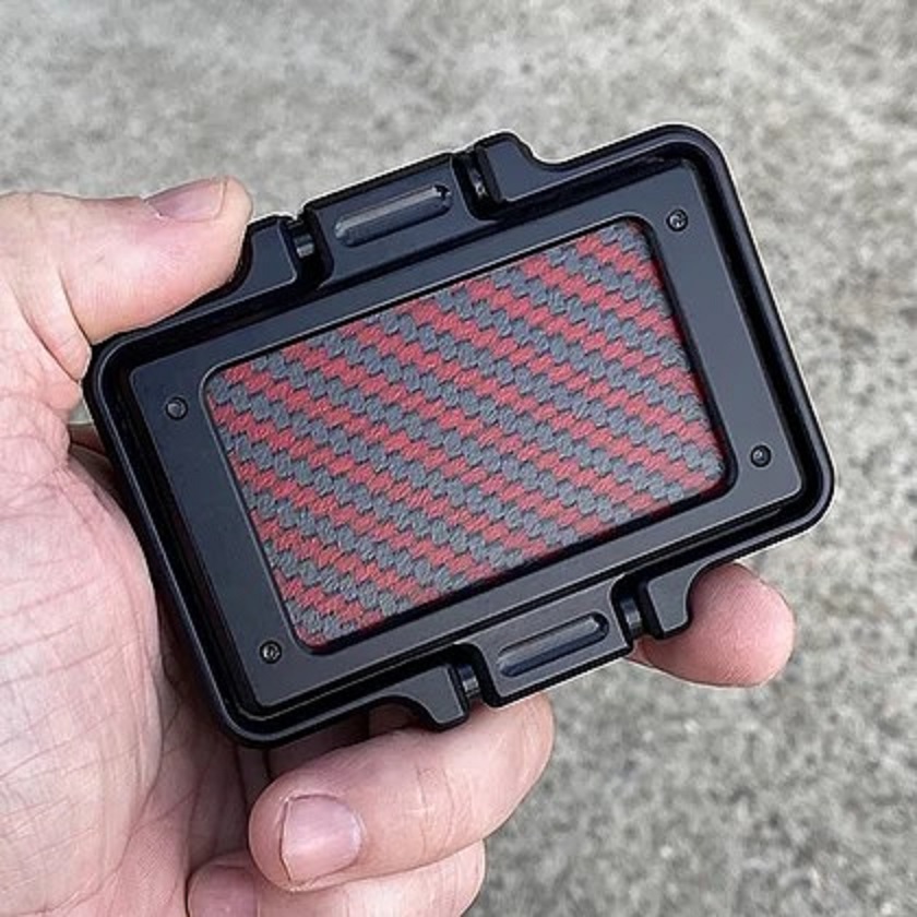 SCUDO EXPANDS ON BILLET ALUMINUM WALLETS WITH CARBON COLORED SERIES